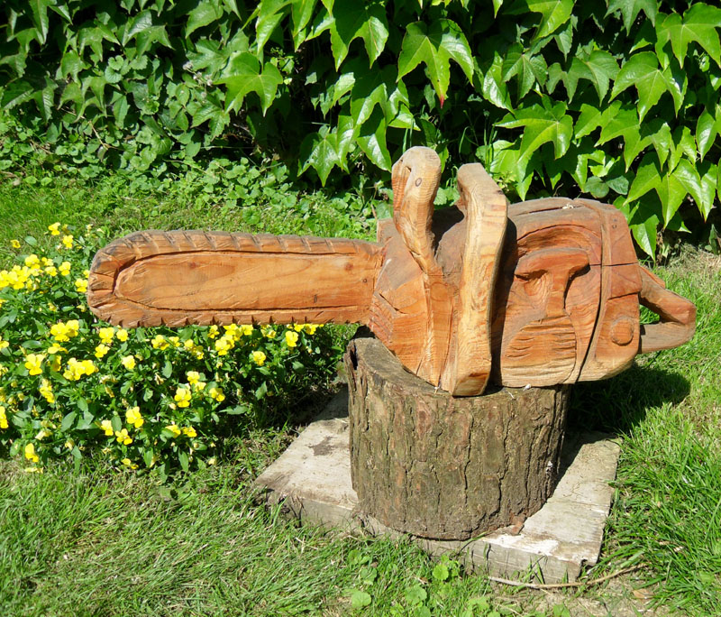 Schnitzerei mit der Kettensäge, Eule Adler