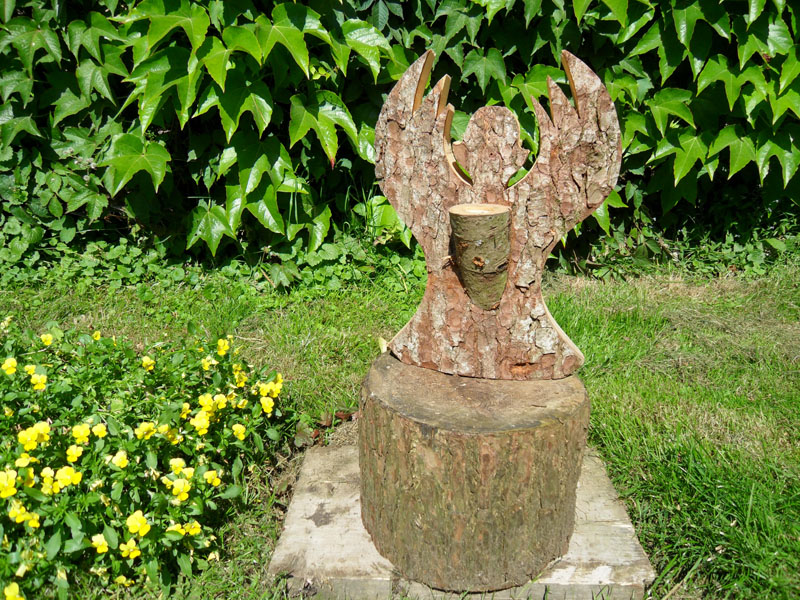 Schnitzerei mit der Kettensäge, Eule Adler