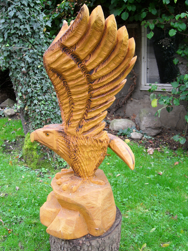 Schnitzerei mit der Kettensäge, Eule Adler